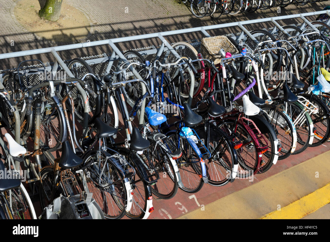 Crowded bike parking amsterdam -Fotos und -Bildmaterial in hoher ...