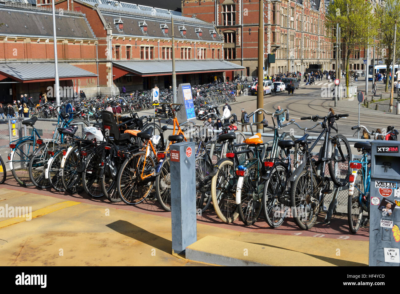 Crowded bike parking amsterdam -Fotos und -Bildmaterial in hoher ...