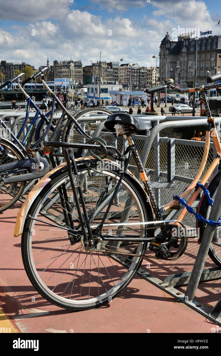 Crowded bike parking amsterdam -Fotos und -Bildmaterial in hoher ...