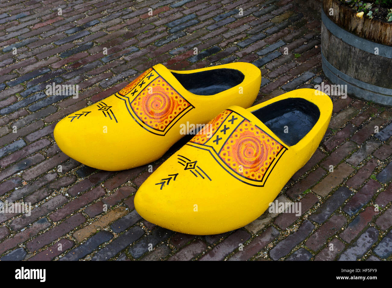Giant clogs -Fotos und -Bildmaterial in hoher Auflösung – Alamy