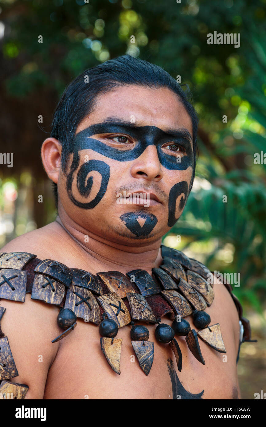 Lokalen Maya männlich gekleidet in traditionellen Gesicht Farbe und ...