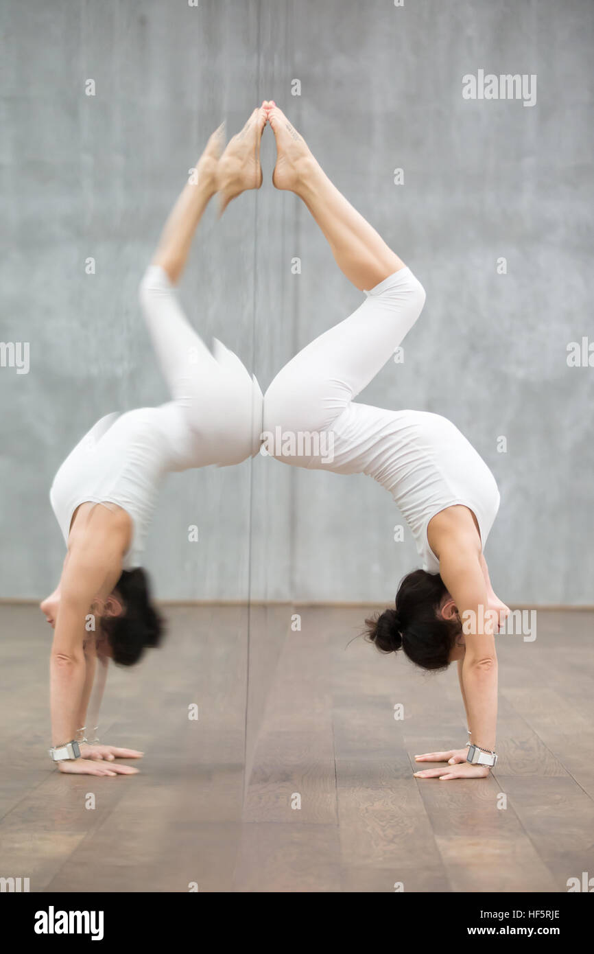 Schöne Yoga: Handstand-Pose mit backbend Stockfotografie - Alamy