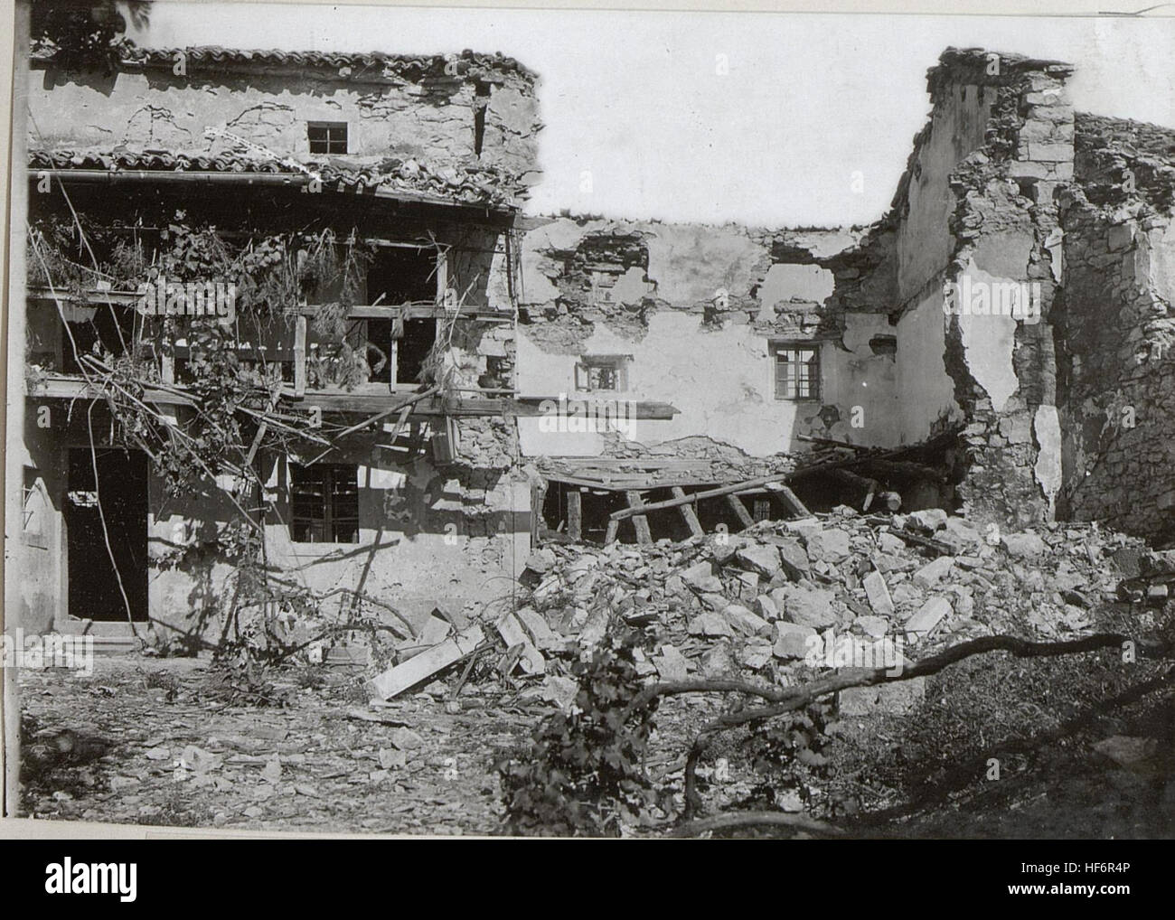 Ein historisches Bild, das ein Haus zeigt, das während des Ersten ...