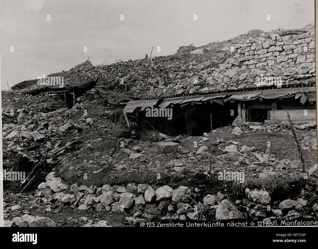 Ein Bild aus dem Ersten Weltkrieg, das zerstörte Unterkünfte in der ...