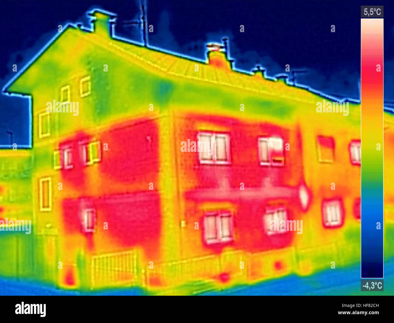 Infrarot-Thermografie-Bild zeigt mangelnde Wärmedämmung am Haus, mit ...