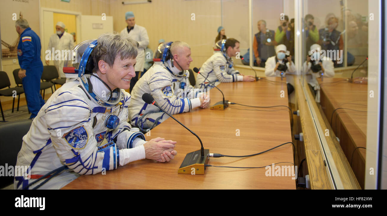 Expedition 50-NASA-Astronaut Peggy Whitson, links, russischer Kosmonaut ...