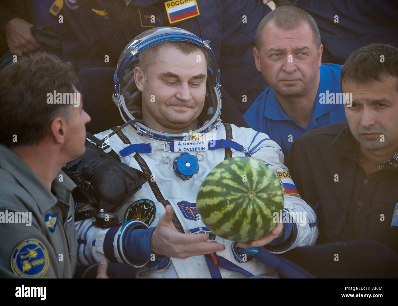 Der russische Kosmonaut Alexej Ovchinin ruht nach der Landung in Kasachstan vor dem Raumschiff ...
