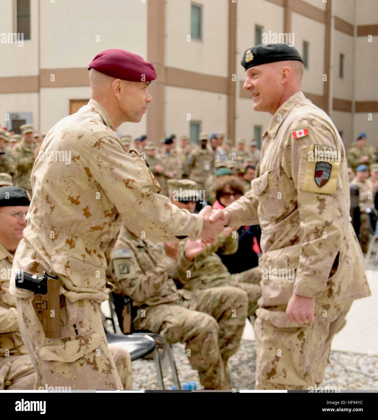 Kanadische Armee Major General Wayne Eyre, links, der eingehende ...