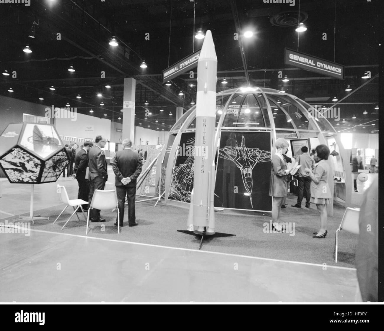 Ein Foto aus der Atlas Collection, das Ingenieure zeigt, wie sie das ...