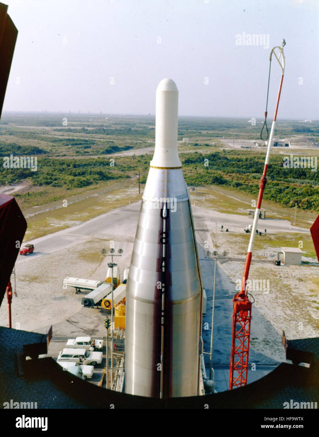 Ein Foto aus der Atlas-Kollektion, das ein Militärflugzeug im Flug ...