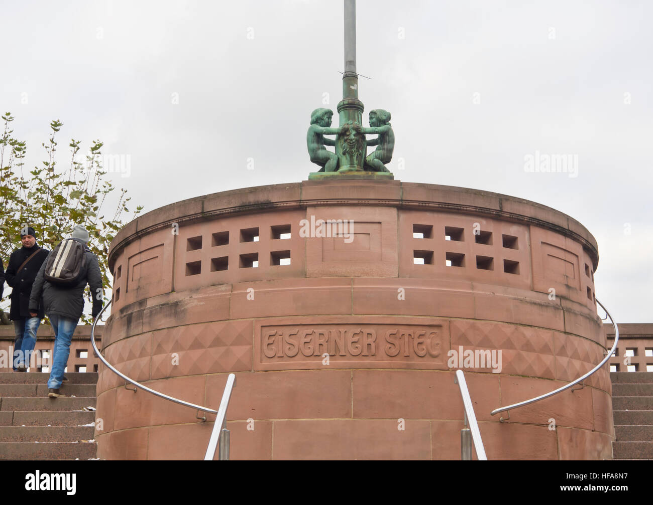 Eiserner Steg ein Eisen Fußgängerbrücke führt über den Main in ...