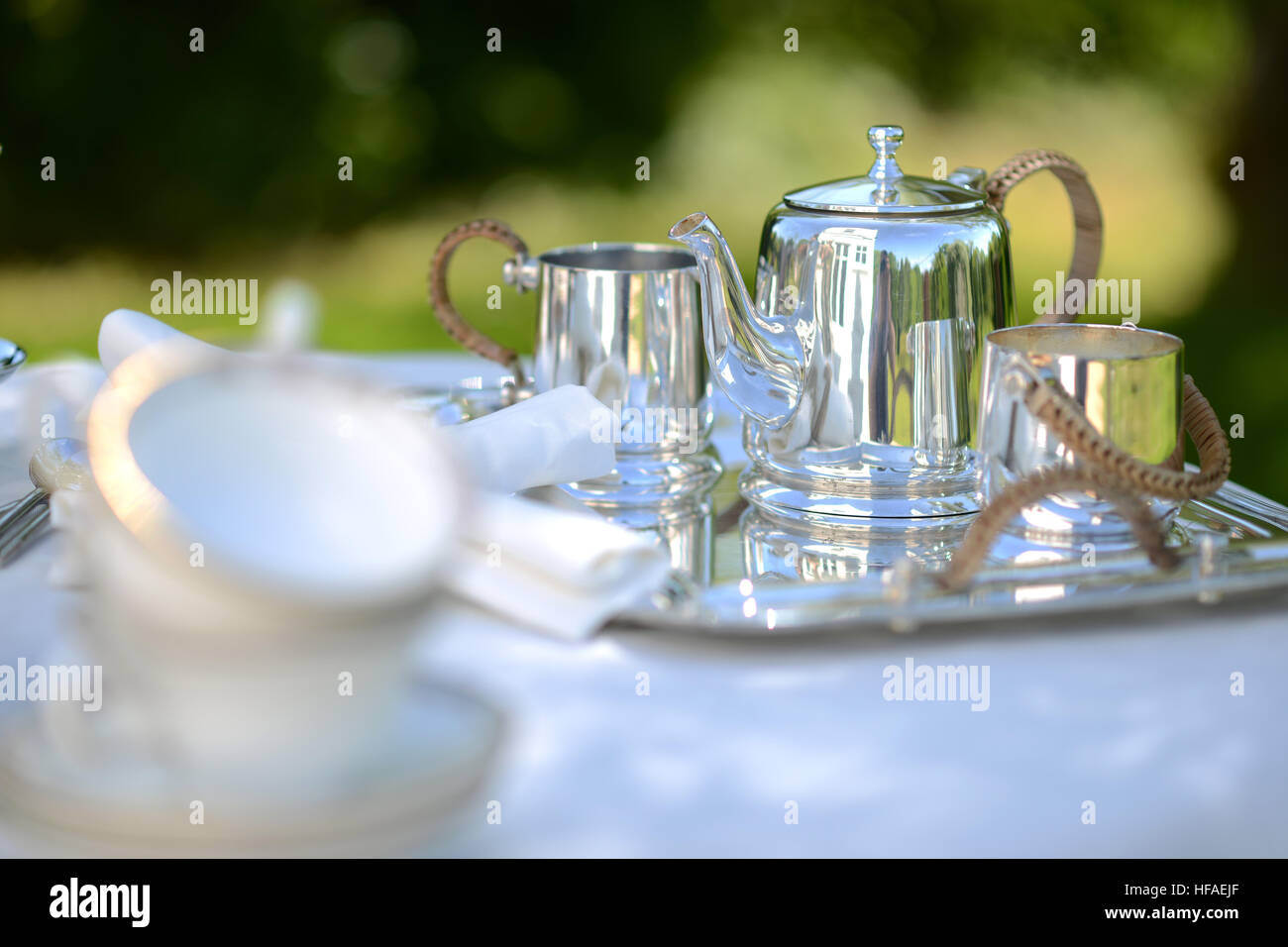 Tisch für einen englischen High Tea oder Tee am Nachmittag, außerhalb ...