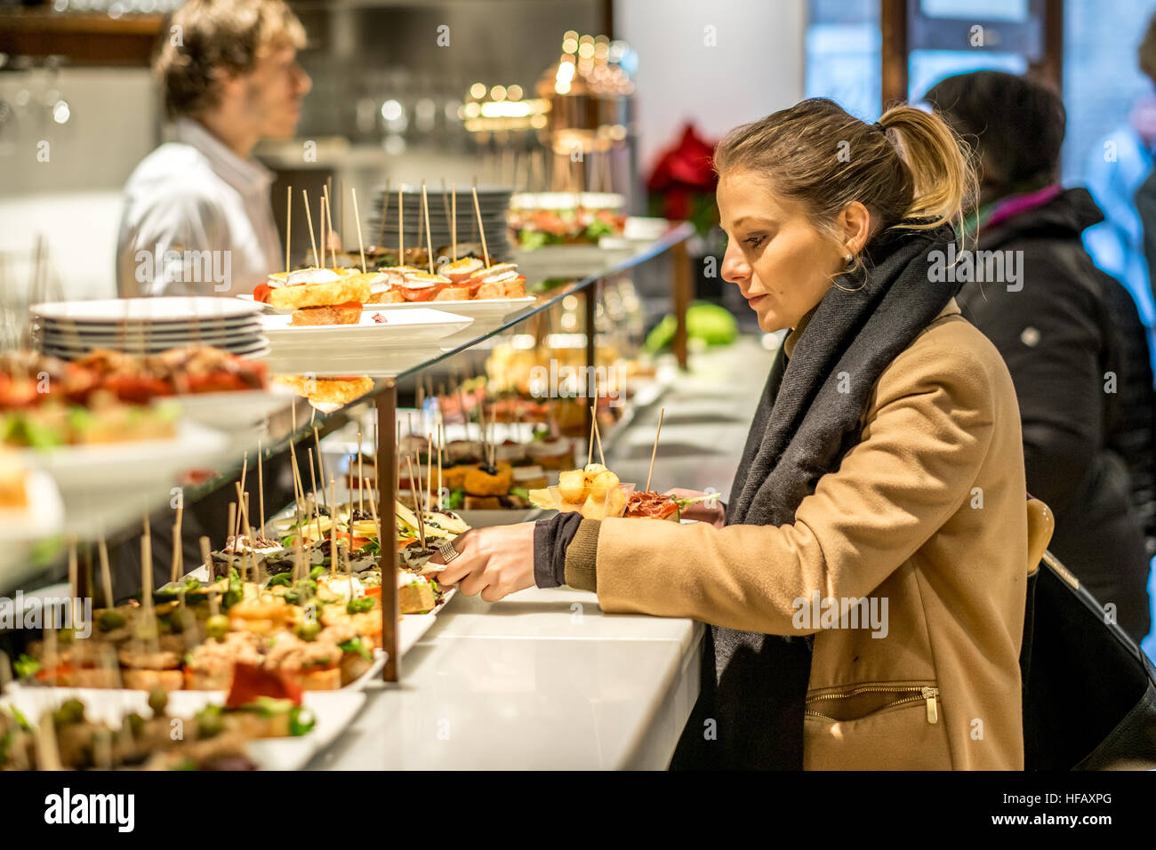 Spanish tapas pinchos -Fotos und -Bildmaterial in hoher Auflösung – Alamy