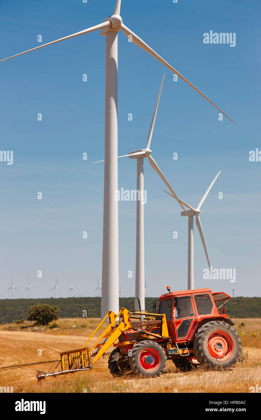 Wind Turbine und Traktor Landschaft. Saubere alternative erneuerbare ...