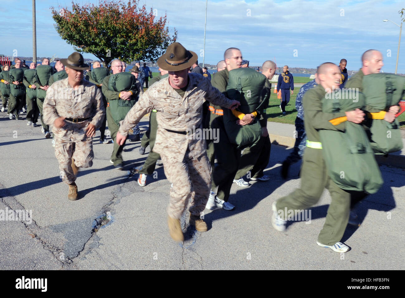 US Marine Corps Gunnery Sgt. Duncan Hurst, Center, hilft ein Offizier ...