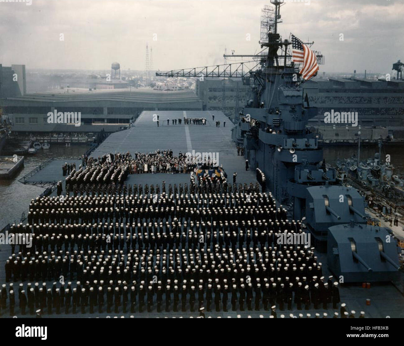 Uss yorktown crew steht aufmerksamkeit norfolk marine hof -Fotos und ...