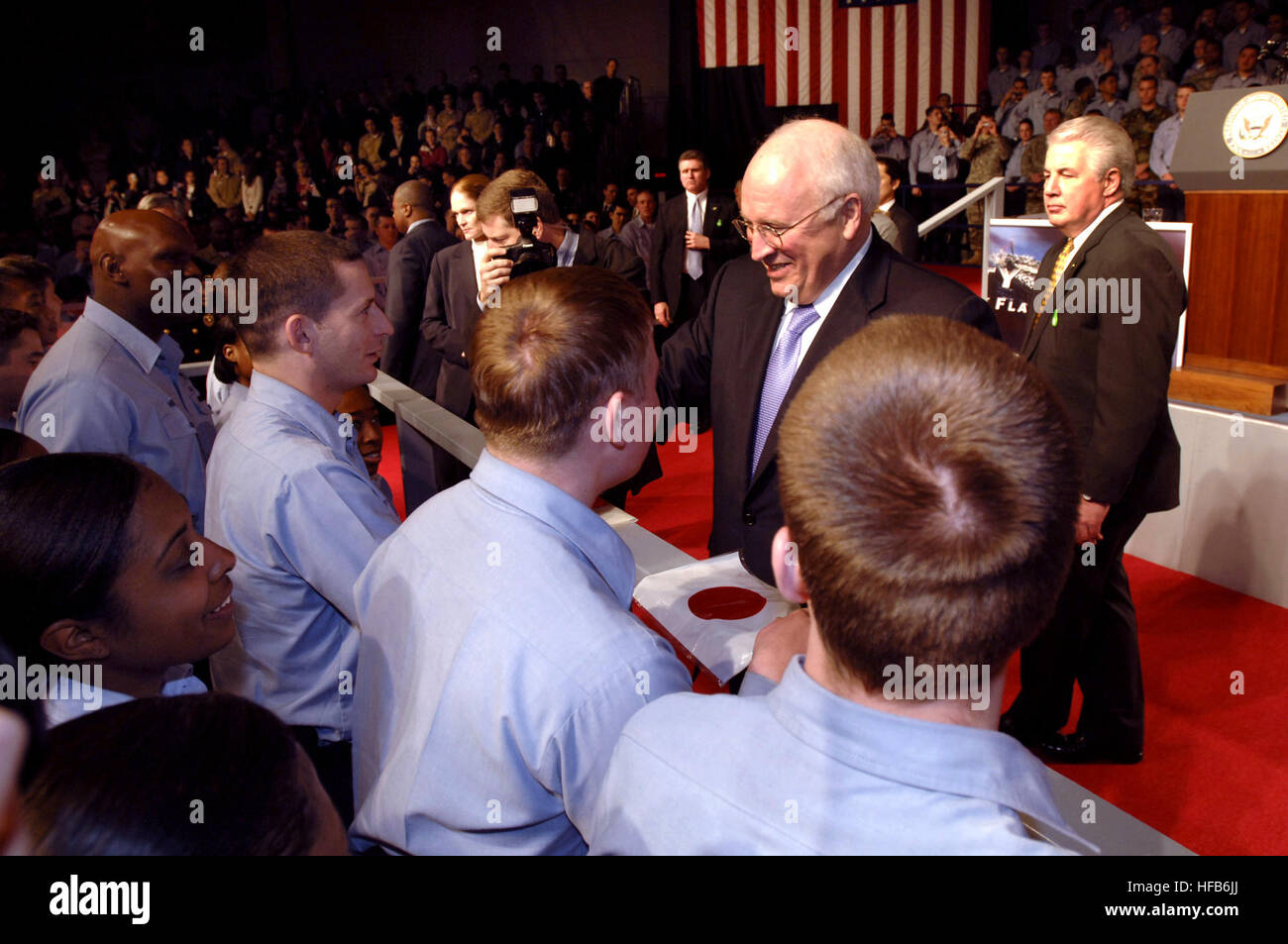 070221-N-8492C-199 Yokosuka, Japan (21. Februar 2007) Ð Vizepräsident ...