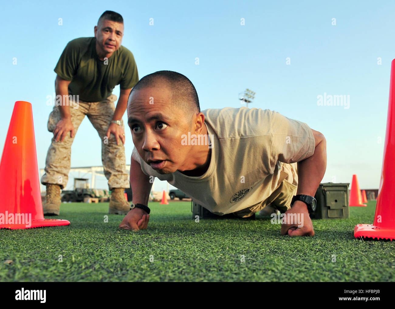 110401-N-1755G-208 Dschibuti (1. April 2011) Chief Personal Spezialist ...