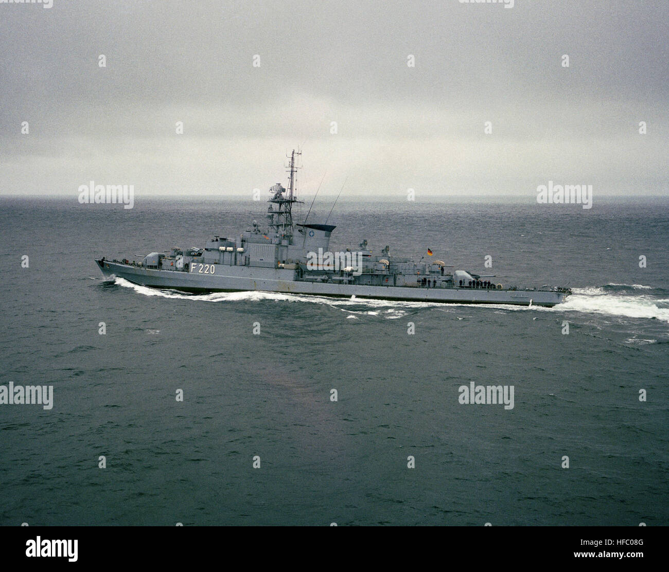 Ein Port Anzeigen der westdeutschen Fregatte FGS Köln (F 220) im Gange ...