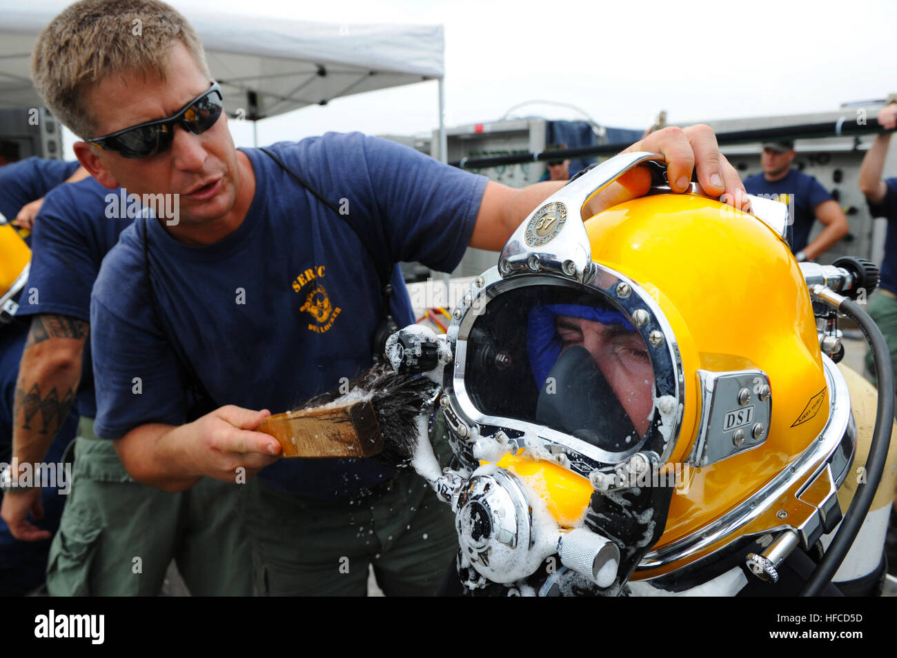 Kirby morgan 37 taucherhelm -Fotos und -Bildmaterial in hoher Auflösung ...