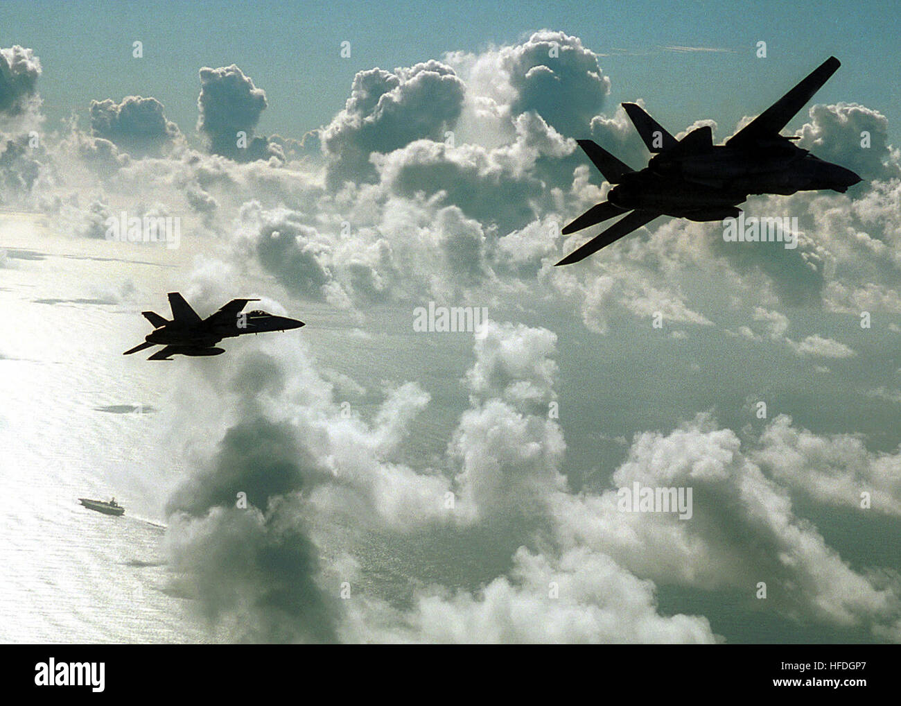 020426-N-1407 C-006 auf hoher See an Bord der USS George Washington ...