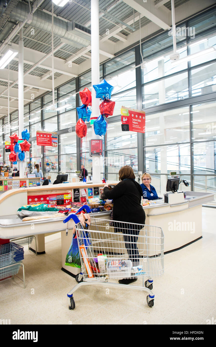 Supermarktkasse: Menschen, Einkaufen in Tesco Supermarkt Superstore ...
