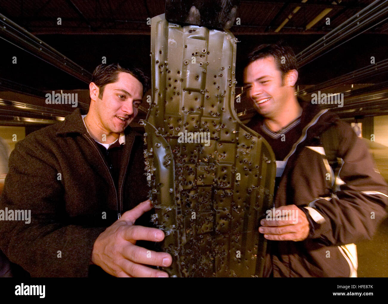 050113-N-5576W-003 Great Lakes, Illinois (13. Januar 2005) Ð David ...