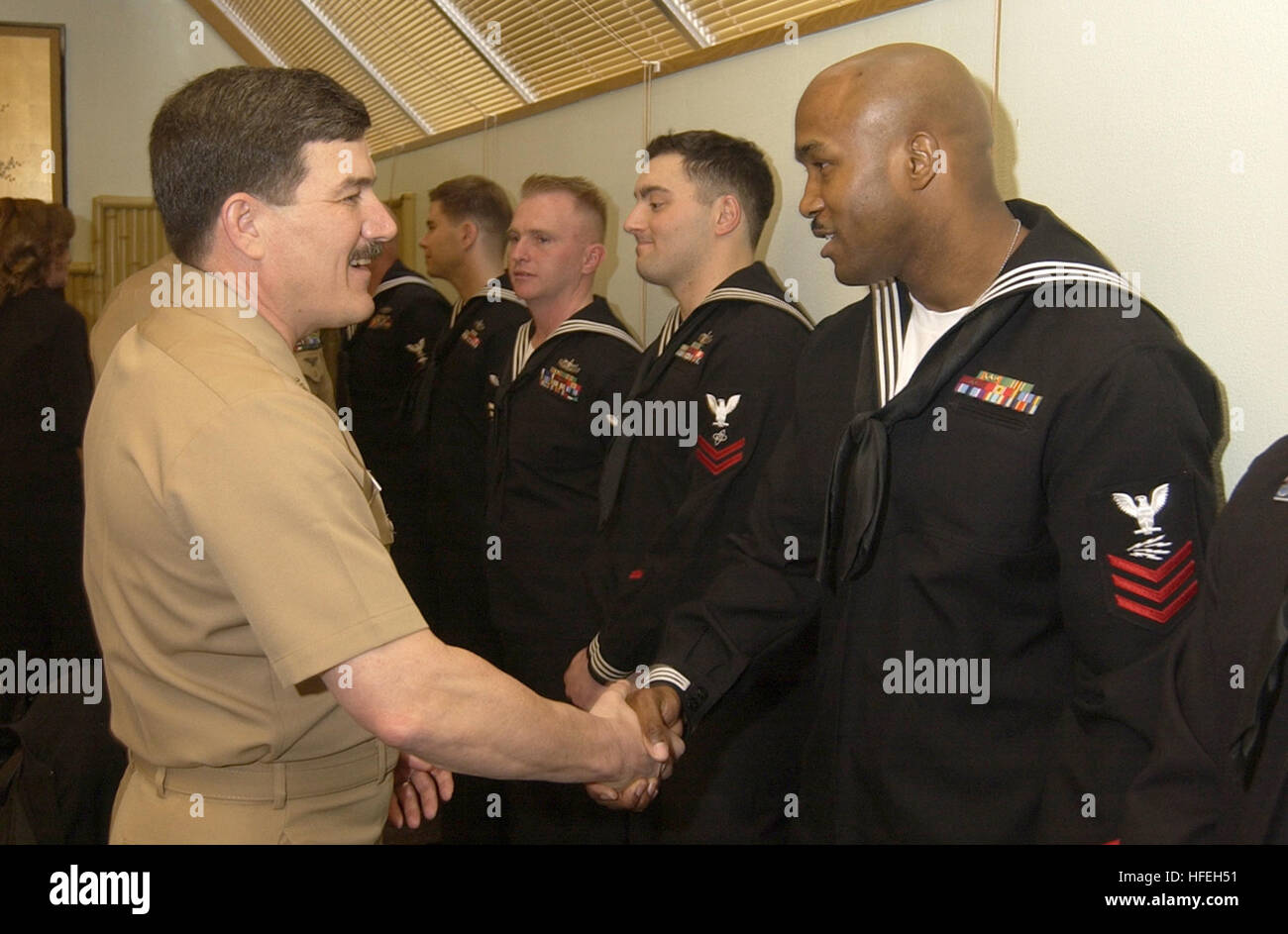 030322-N-8590G-002 Yokosuka, Japan (22. März 2003)--Master Chief Petty ...