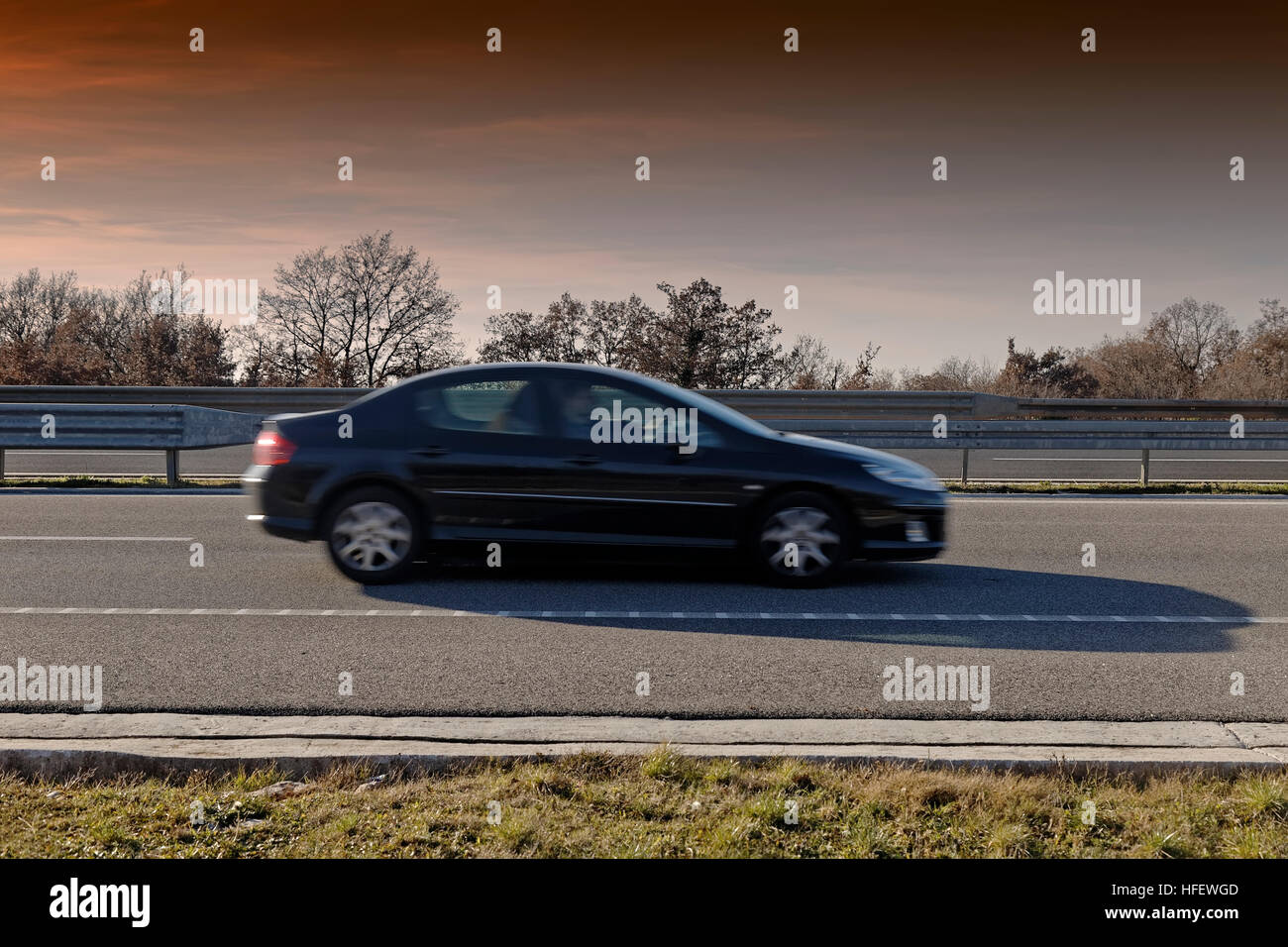 Auto auf der seite -Fotos und -Bildmaterial in hoher Auflösung – Alamy