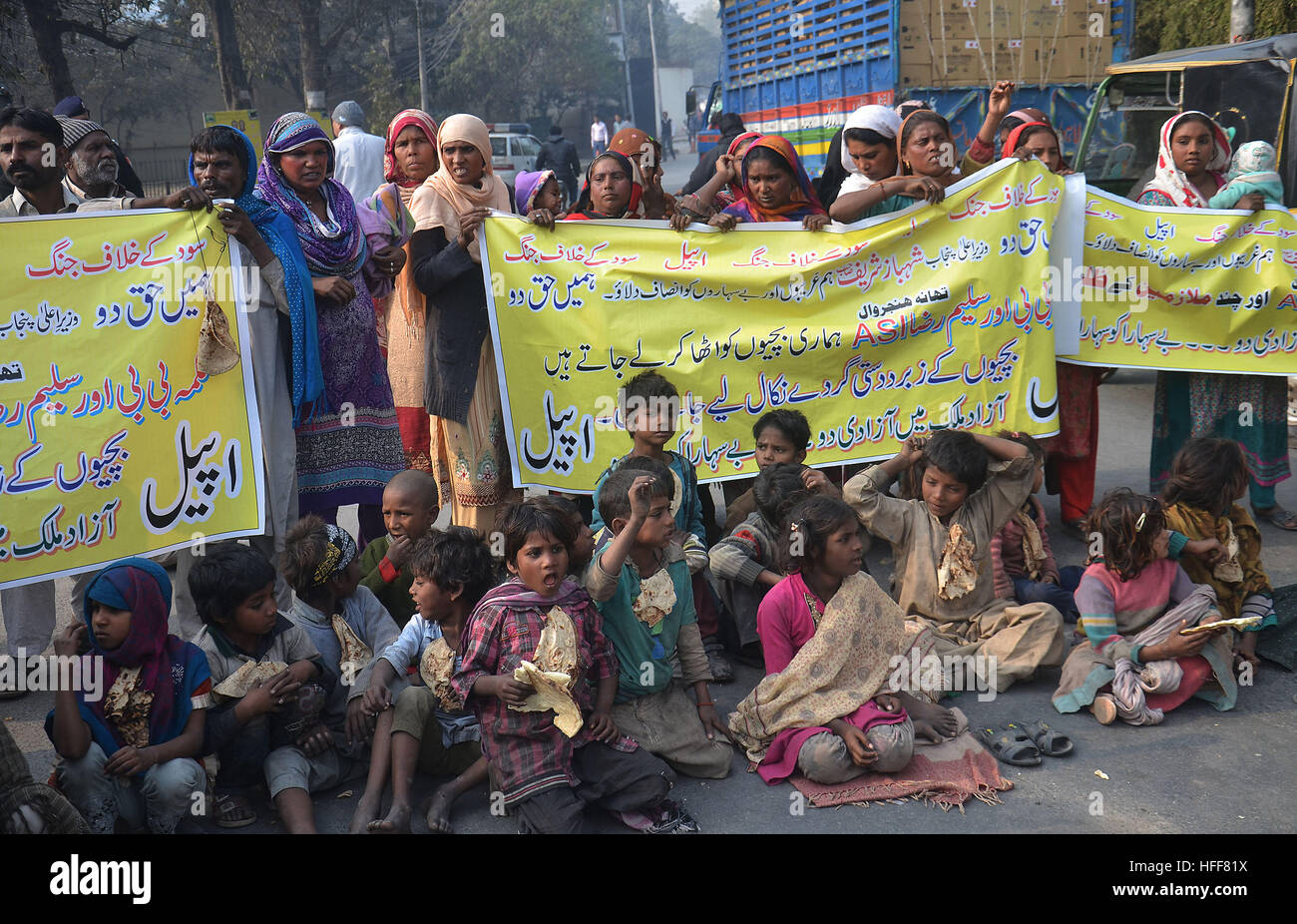 Pakistani Poor People Hold Dry Stockfotos und -bilder Kaufen - Alamy