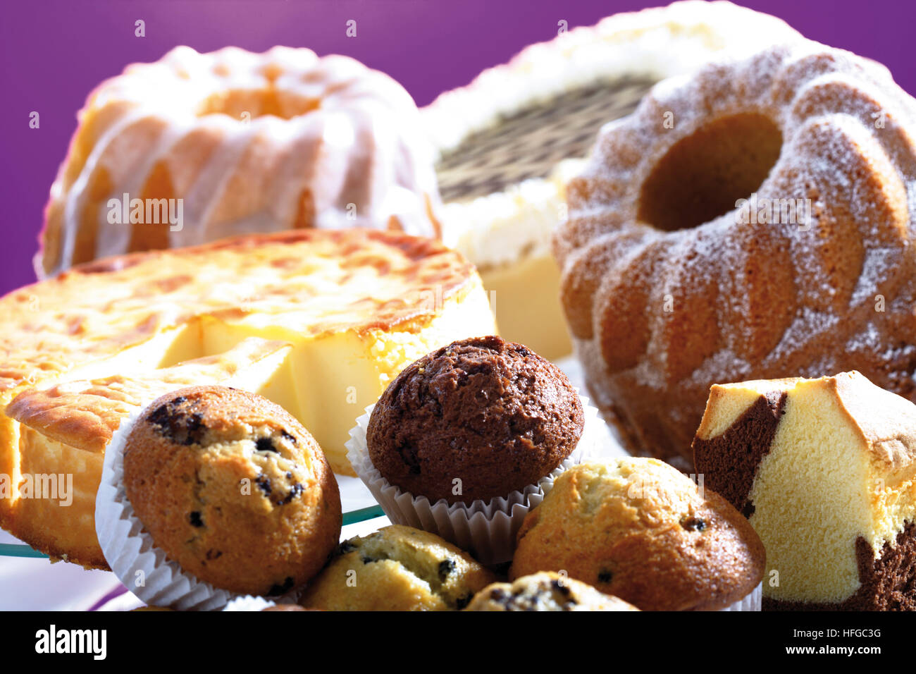Kuchenbuffet: Gugelhupf bestreut mit Puderzucker und Zitrone ...