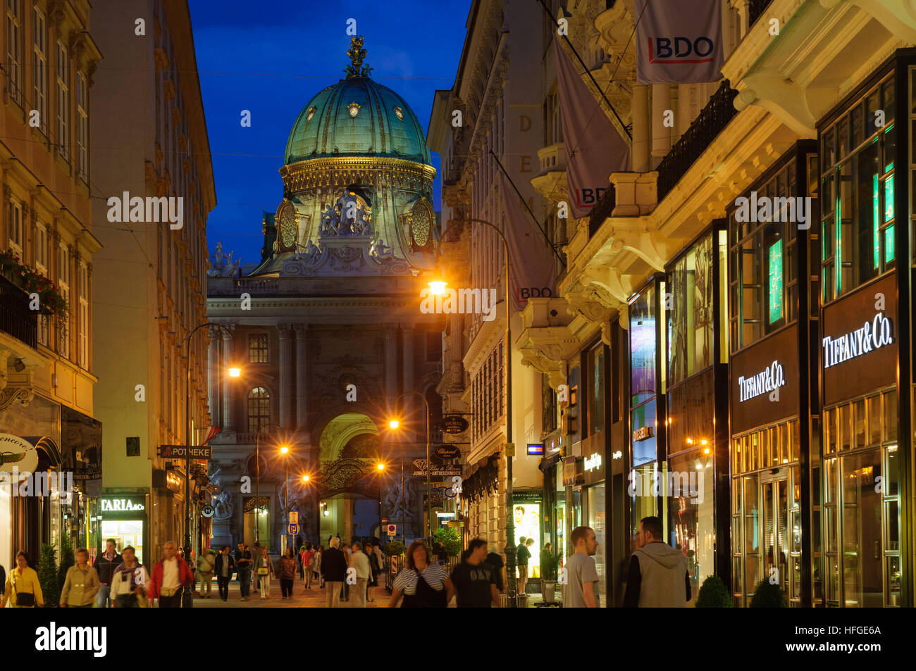 Wien, Wien: Street Kohlmarkt mit Blick auf das Michaelertor der Hofburg ...