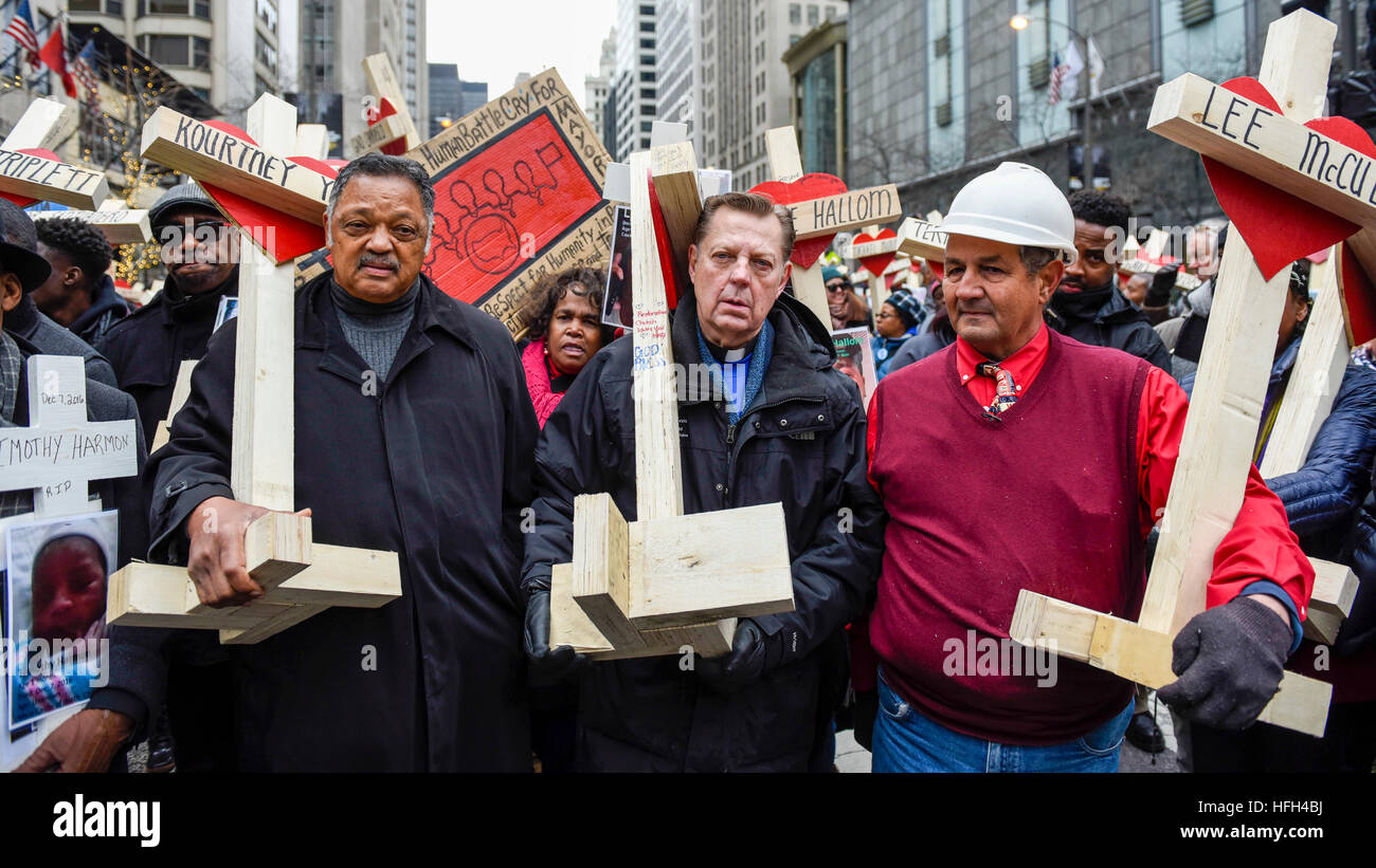 Chicago, USA. 31. Dezember 2016. Jesse Jackson (L) schließt einen ...