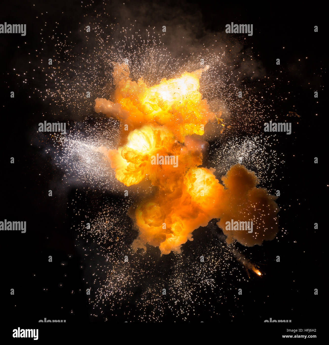 Orange explosion -Fotos und -Bildmaterial in hoher Auflösung – Alamy