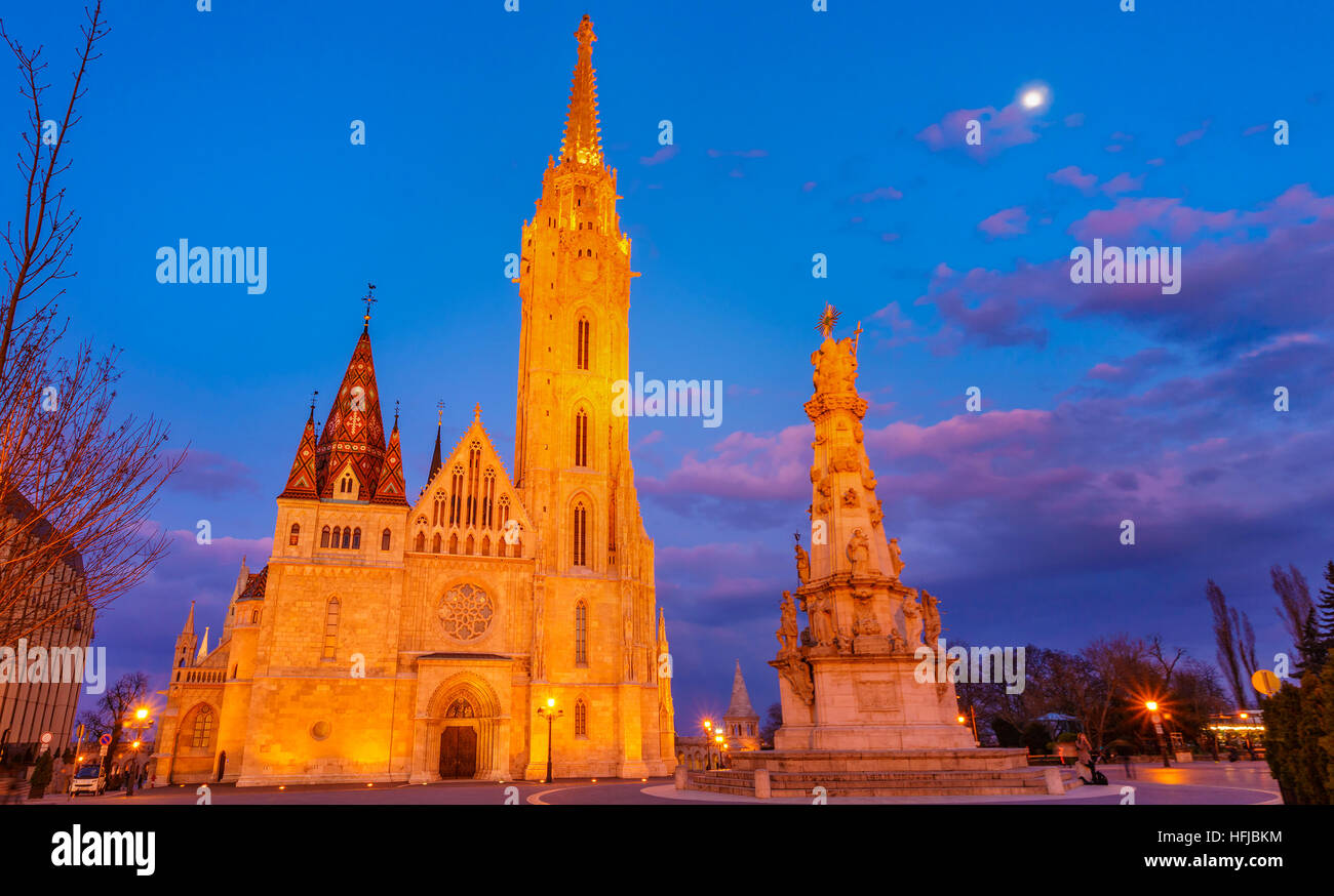 Die Matthiaskirche und die Statue der Heiligen Dreifaltigkeit in der ...
