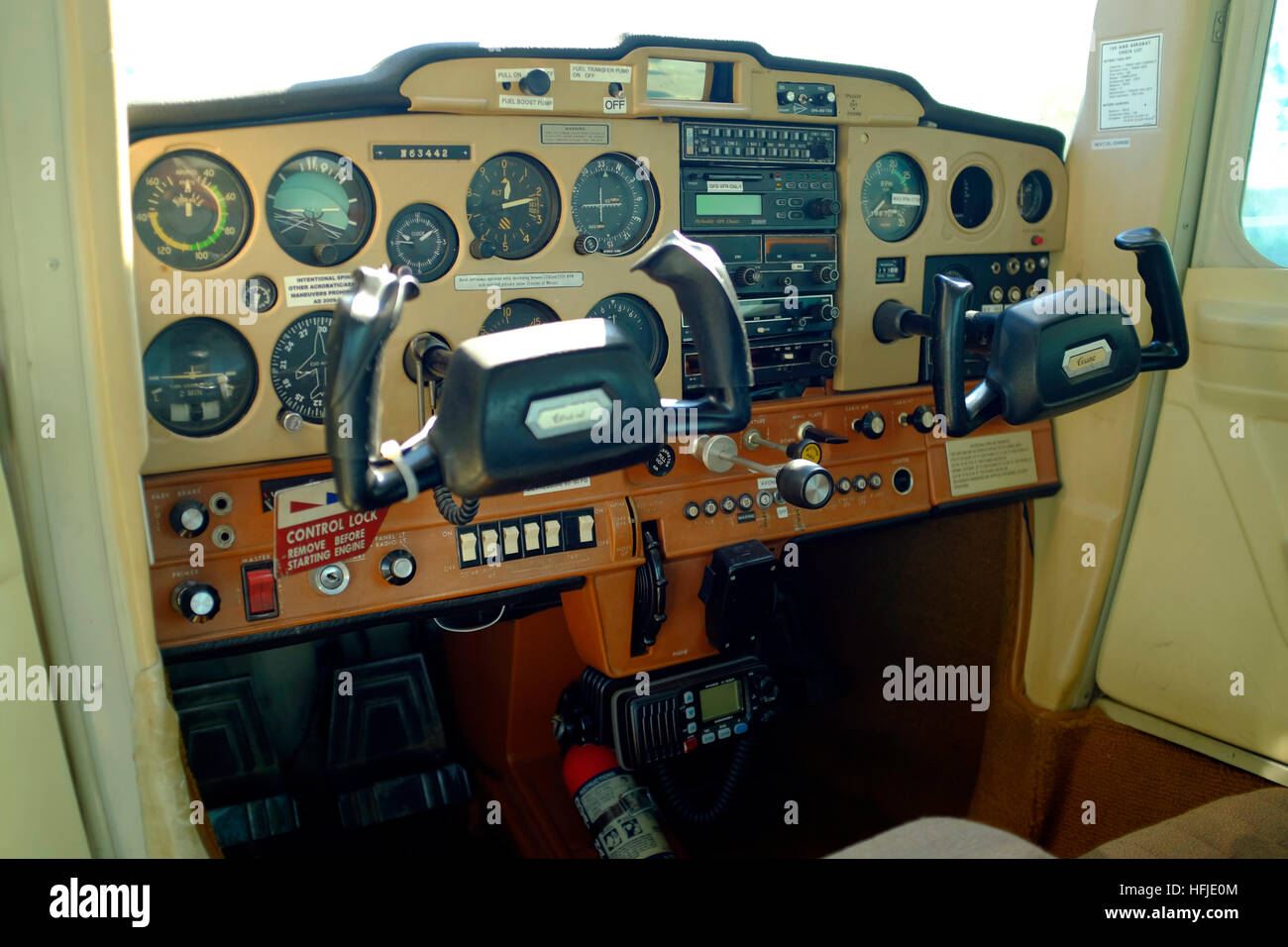 Cessna 150 cockpit -Fotos und -Bildmaterial in hoher Auflösung – Alamy