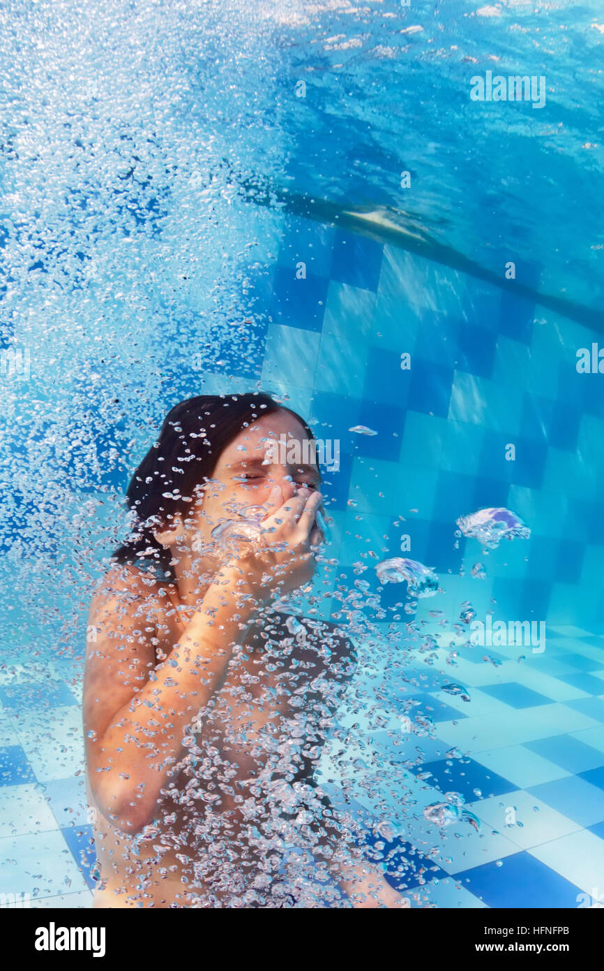 Lustige Porträt eines Jungen schwimmen und Tauchen im blauen Pool mit ... Lustige Porträt eines Jungen schwimmen und Tauchen im blauen Pool mit ...