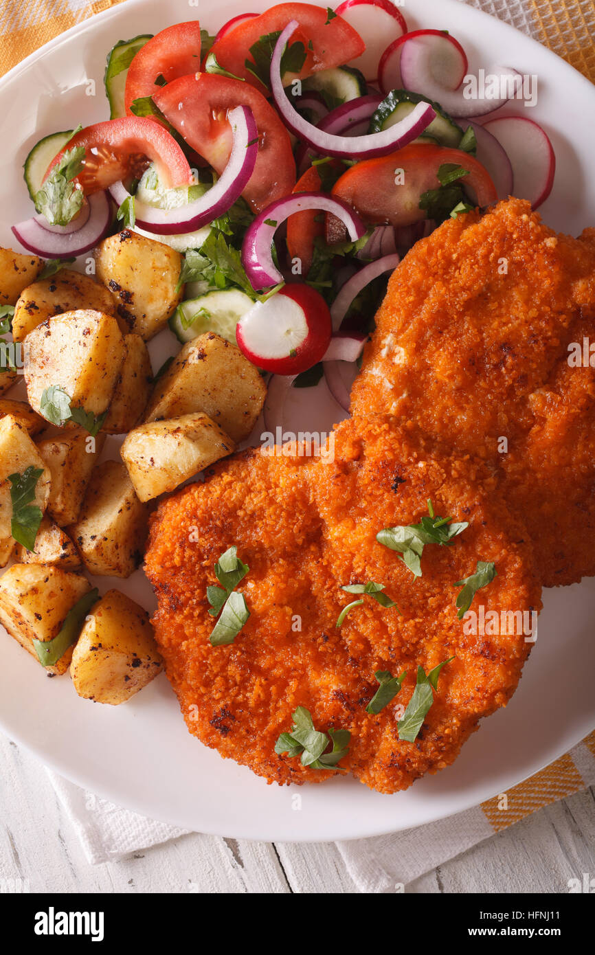 Wiener Schnitzel, Salat und Pommes Frites mit einer Platte Großaufnahme ...