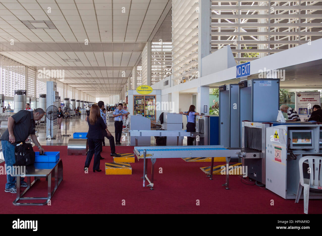 Airport security check scanner -Fotos und -Bildmaterial in hoher ...