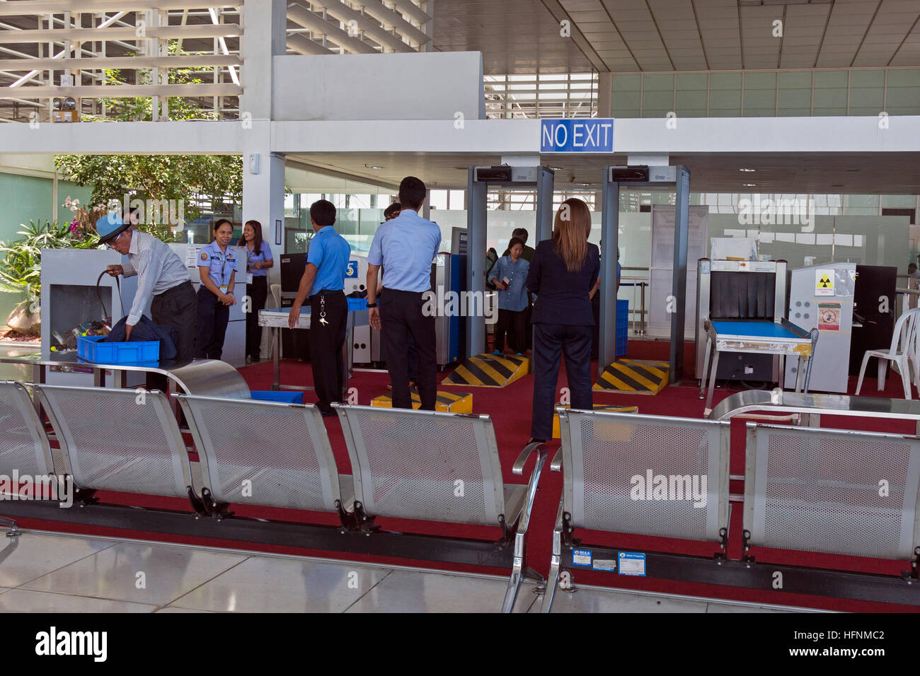 Airport security check scanner -Fotos und -Bildmaterial in hoher ...