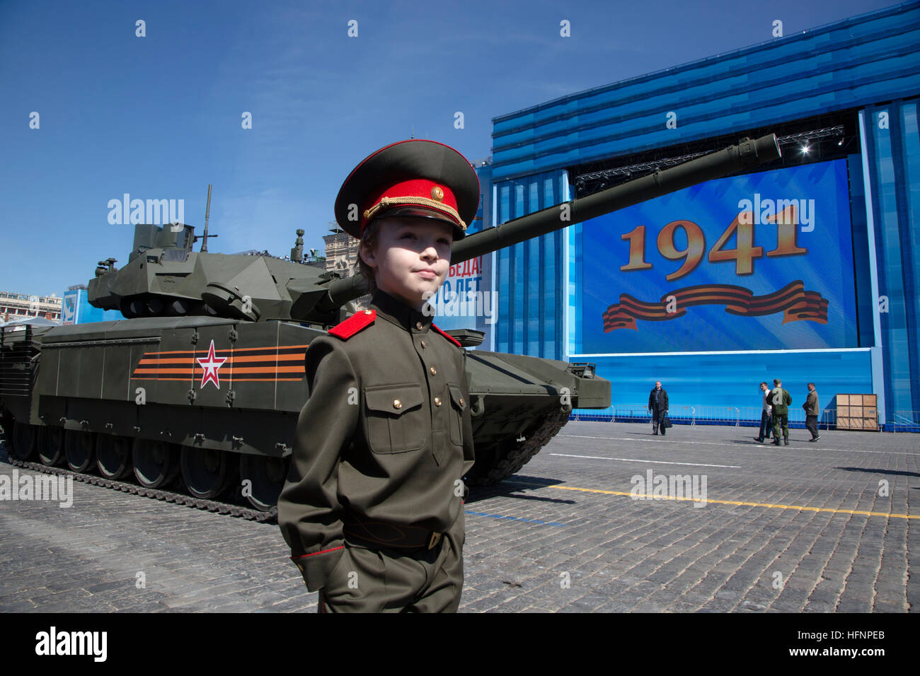 Russische Armee T-14 Armata Panzer fahren Sie in Richtung rotes Quadrat ...