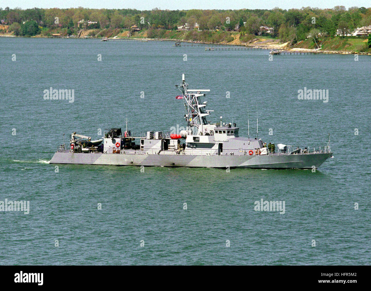 990405-N-0000C-001 Yorktown, Virginia. (Apr 5, 1999)--Der US-Navy ...