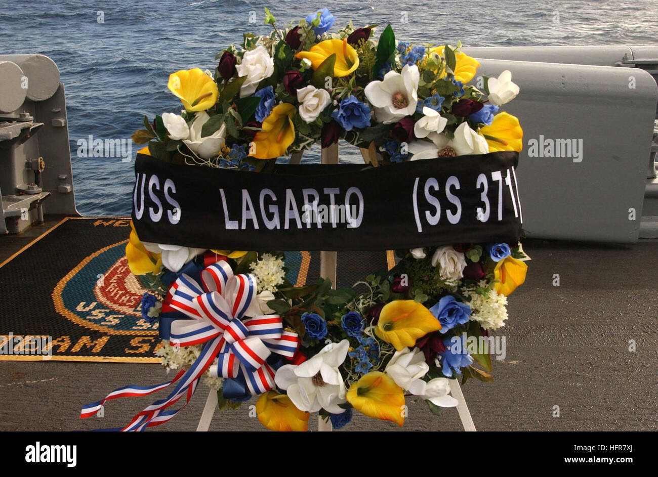 060617-N-3483C-002 Golf von Thailand (17. Juni 2006) - ein Kranz, die ...