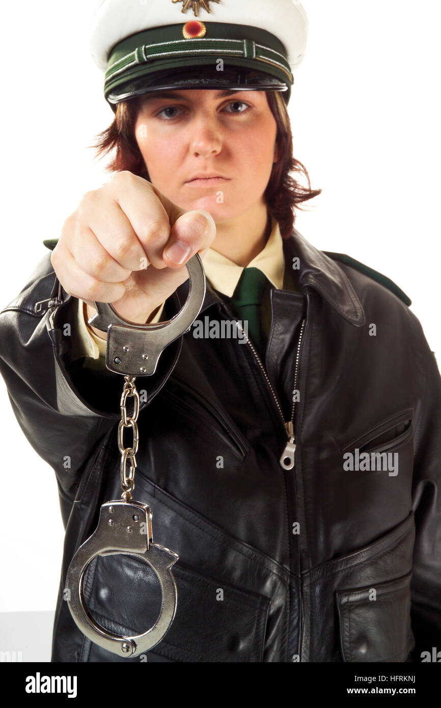 Junge Polizistin Handschellen halten Stockfotografie - Alamy