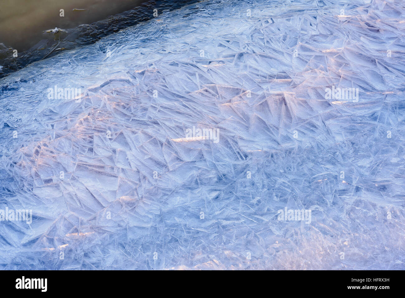 Gefrorenes eis brechen -Fotos und -Bildmaterial in hoher Auflösung – Alamy