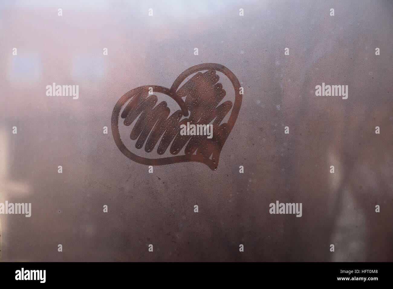 Herz-Symbol der Liebe gezeichnet auf dem Glas Stockfotografie - Alamy