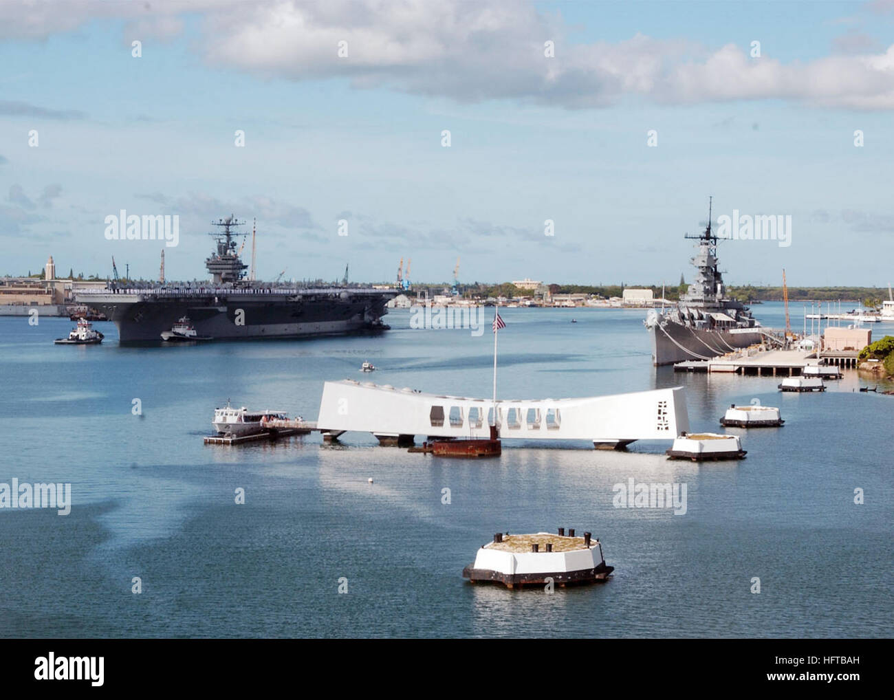 020801-N-8794V-009 Pearl Harbor, Hawaii (1. August 2002)--"Mann ...