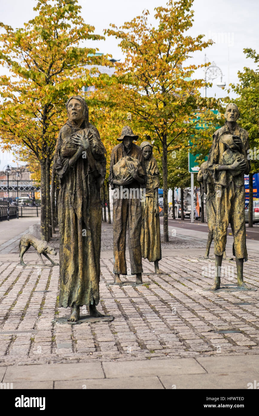 Hungersnot-Statuen im Custom House Quay in Dublin Docklands, Künstler ...