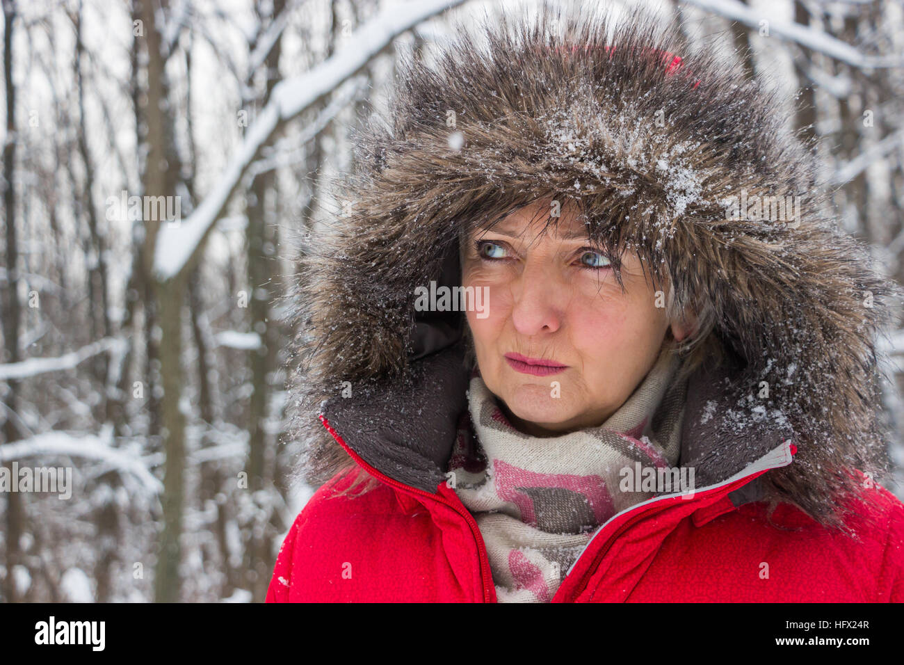 Alte frau im winter -Fotos und -Bildmaterial in hoher Auflösung – Alamy