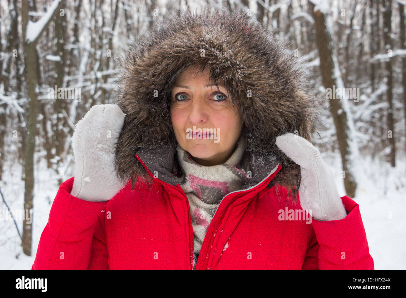 Porträt einer frau im winter -Fotos und -Bildmaterial in hoher ...